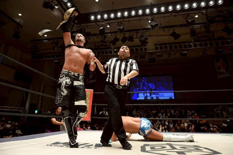 【DDT】クリス・ブルックスが「DGC」覇者・高鹿佑也を退け、KO-D無差別級王座V4！ 「KING OF DDT、絶対優勝して、挑戦者 ...