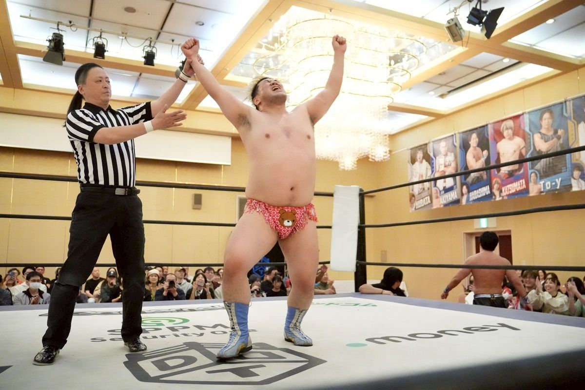 【DDT】男色ディーノがHARASHIMAとの一騎打ち制し、5・25後楽園での鈴木みのるとのUNIVERSAL王座戦に向け好調ぶりアピール！「鈴木みのるのクビをかっ切ってやるよ ...