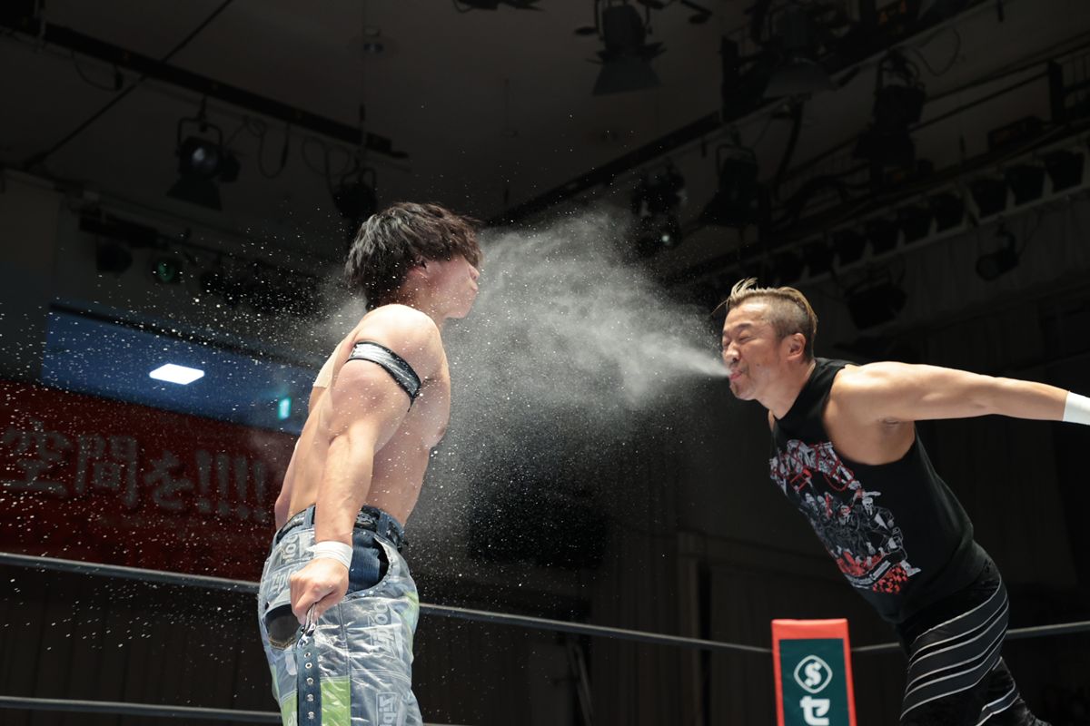 【新日本】『BOSJ』SHOがYOHとの因縁戦を制す！ H.O.T総動員で完封勝利「過去の実績もすべてなかったことにして引退しろ」 | プロレスTODAY
