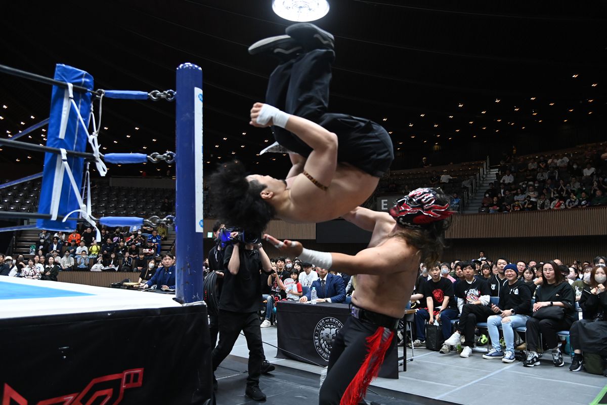 【新日本】『BOSJ』デスペラードとMAOが“破天荒メイン”で観衆魅了！“カオスな夜”をデスペが制す「最高に楽しかったよ、MAOちゃん、ありがとう！」 | プロレスTODAY