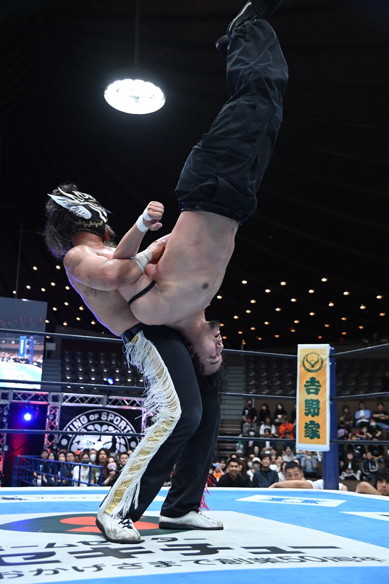 【新日本】『BOSJ』デスペラードとMAOが“破天荒メイン”で観衆魅了！“カオスな夜”をデスペが制す「最高に楽しかったよ、MAOちゃん、ありがとう！」 | プロレスTODAY