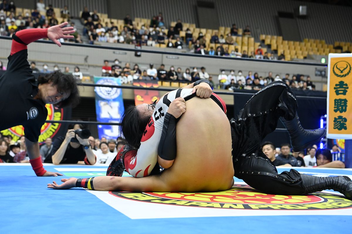 【新日本】SHO＆DOUKI組がIWGPジュニアタッグV3！鉄板攻撃でデスペラード＆KUUKAIを粉砕「俺とSHOの“2強”時代だ」 | プロレスTODAY